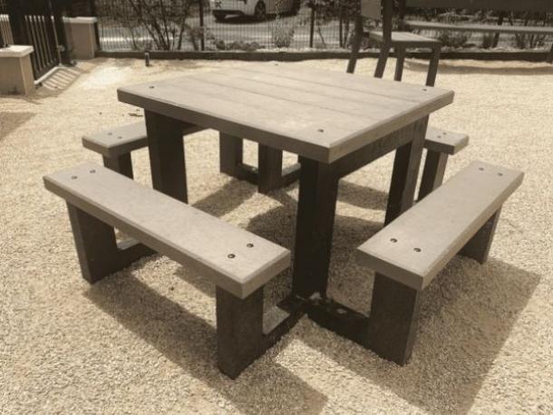 TABLE PIM POM PRIMAIRE EN PLASTIQUE RECYCLE | Acodis, Pique nique ...